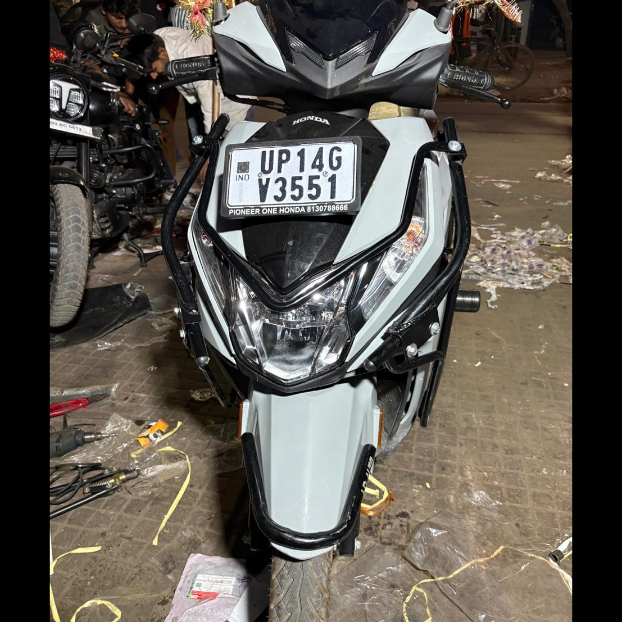 HONDA DIO 125 CRASH GUARD Side-impact / fall protection A crash guard ...